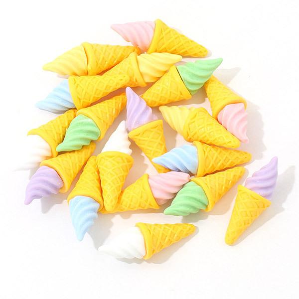 コーンつきのソフトクリームです！6色ございまして、1色ずつで計6個のセットとなります。コーン部分もクリーム部分もしっかりと作られていて、かなり細かい作りになっています♪結構おすすめです！！【販売単位】1色ずつ6個【サイズ】縦: 約32mm,...