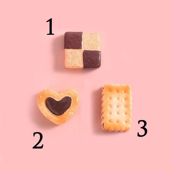 3種類のクッキーをご用意致しました！何となく、クッキー缶を開けている気分？どれにしようか迷っちゃいますね♪こちらは5個セットでの販売となります。【サイズ】1番: 約10mm x 10mm x 5mm【素材】プラスチック【販売単位】5個【ご注...