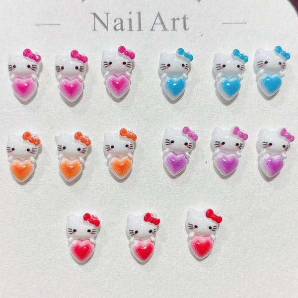 ハートを持った猫さんの小さいパーツです！ハートはぼやっとしたグラデーションがかったきれいな色合いになっています。とっても小さめでネイルサイズ。もちろんネイル以外にもお使いいただけます♪裏側は空白になっているので、基本的には貼り付けて使うパー...