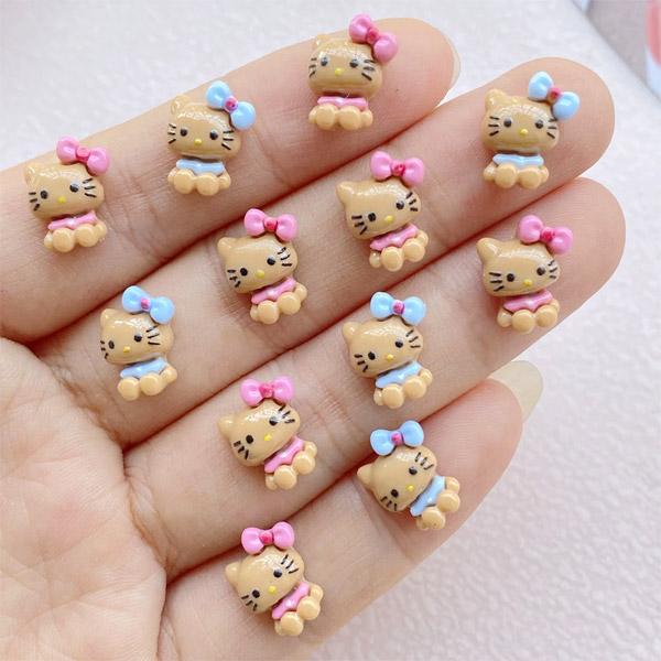 リボンを付けた小さいねこのパーツです！とっても小さめでネイルサイズ。もちろんネイル以外にもお使いいただけます♪裏側は絵柄がなく平たくなっているので、基本的には貼り付けて使うパーツとなります。リボンのお色が2色あり、いずれかの5個セットでの販...