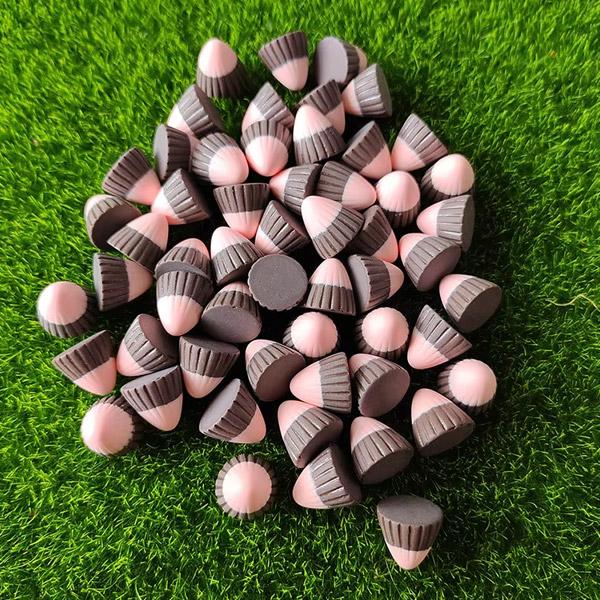 三角形な感じのチョコレートです！上側はピンクでイチゴ味、下側は普通のチョコ…どこかで見たことがあるような気も！？5個セットでの販売となります。【販売単位】5個【サイズ】直径 約15mm x 高さ 約 15mm【素材】プラスチック【ご注意点】...