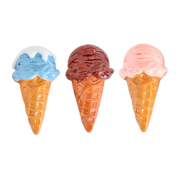 美味しそうなコーンの上に乗せたジェラート、その3色セットです！チョコ、いちご、そしてソーダ？夏にぴったりのスイーツですよね♪それぞれ1個で計3個セットのお届けとなります。【サイズ】縦: 約32mm, 横: 約17mm, 厚さ: 約10mm【...