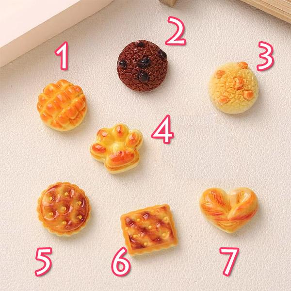 なんと15種類から選べるパンのデコパーツです！美味しそうなオレンジやチョコレートの入った感じのものもあれば、動物パンっぽいものもあって、たくさんの中からお選びいただけます！1種類を5個セットでの販売となります。【販売単位】5個【サイズ】【1...