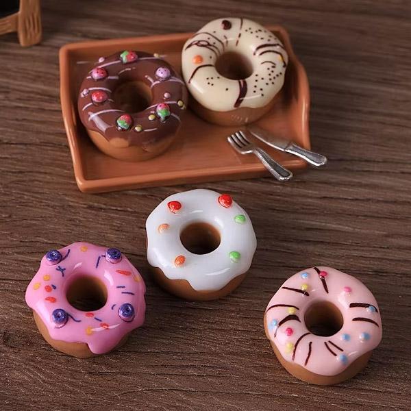 濃厚そうなミルクチョコレートやホワイトチョコレートなどのドーナツの5個セットです！写真のような5色が1つずつ入ります。デザインもかわいくて、とってもキュートなドーナツになりました♪写真にありますフォークやトレーの類は含まれません。ドーナツ5...