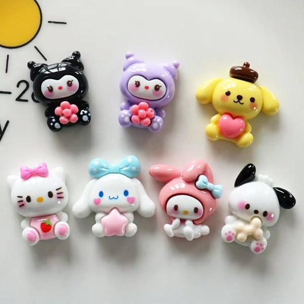 お座りをしている動物さんたちです！何かを持ってる子が多いです。みんな嬉しそう♪7種類を1個ずつで1セット、計7個の販売となります。【販売個数】7種類を1セット、計7個【サイズ】縦: 約15-18mm, 横: 約20-23mm【素材】プラスチ...