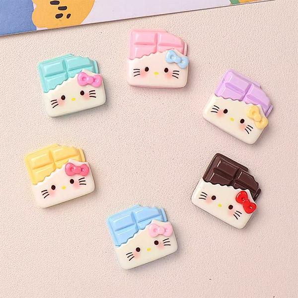 パッケージがリボンを付けたネコちゃんのチョコレートです！ちょっと欠けているというか、かじられています！？ネコちゃんが少し食べちゃったかもしれませんね♪こちらは6色1個ずつ、計6個セットの販売となります。【サイズ】縦: 約21mm, 横: 約...