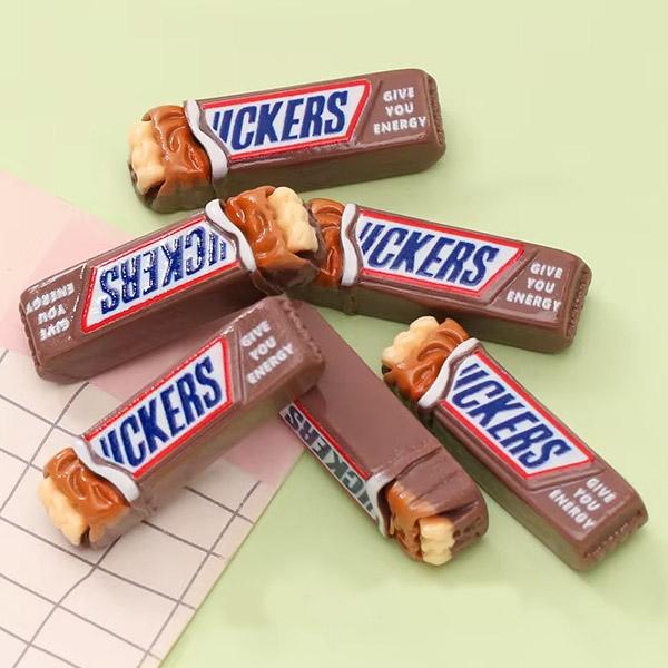 包装紙に含まれたチョコレートバーです。端をかじられてしまっているのでロゴはよくわかりませんが、とっても美味しそうな感じがします♪基本的には貼り付け用で、裏面は平らになっています。5個セットでの販売となります。【個数】5個【サイズ】縦10mm...