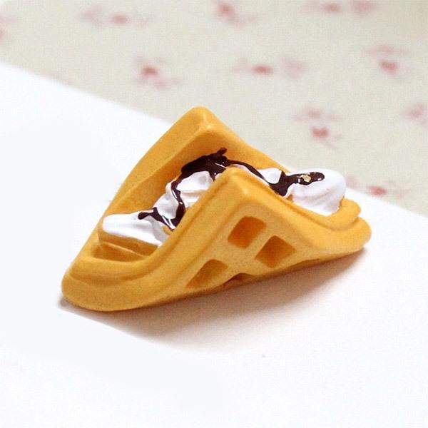 チョコレートソースと生クリームを挟んだワッフルケーキです！甘くてとても美味しそう♪下側は平面になっているので、単体で立てることが可能です。何かに貼り付けるのにぴったりのスイーツデコパーツになりました☆【販売単位】5個【サイズ】横: 約27m...