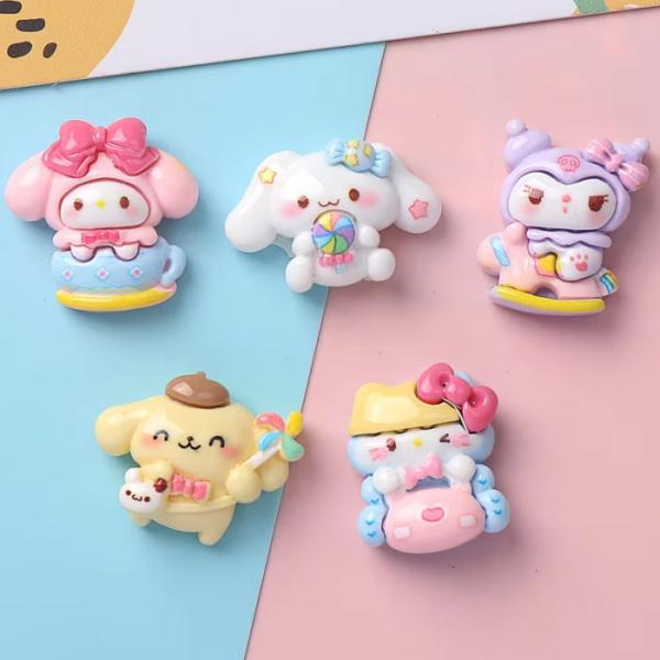 みんながそれぞれ何かをしていて楽しそうにしている、そんな動物さんたちの貼り付け用パーツです。各パーツの裏は貼れるように平面になっています。それぞれ1つずつ、計5個の販売となります。【サイズ】縦 約18-23mm x 横 約18-25mm【素...