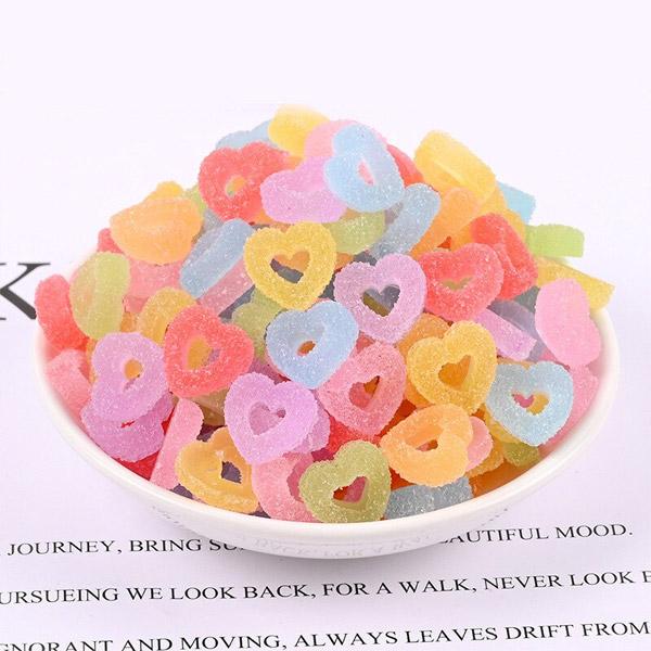 表面がザラザラとしたハート型カラフルキャンディです★こちらは中が空洞になっていて、ドーナツのようなリングのような、かわいい感じに仕上がっています♪貼り付けられるように、裏面は平坦になっております。各色1個ずつ、計7個セットでの販売です。【サ...