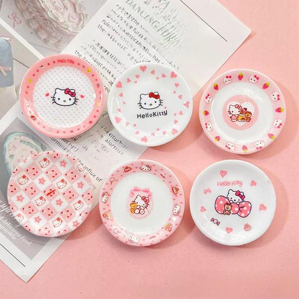 かわいい子猫ちゃんの貼り付けプラパーツです！こちらはお皿タイプ。1つ1つに描かれている6種類の子猫ちゃんがすっごくかわいい！！各パーツの裏は貼れるように平面になっています。各種類1つずつ、計6個の販売となります。【サイズ】直径: 約35mm...