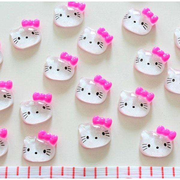 リボンを付けたかわいいねこのお顔のプラパーツです。計3種類ございます。写真1&amp;2枚目が白xピンク、3枚目がピンクxピンク、4枚目がモノトーンの白x黒です。どことなく馴染みのあるような感じでとってもかわいいです♪1セットで計5個の販売...