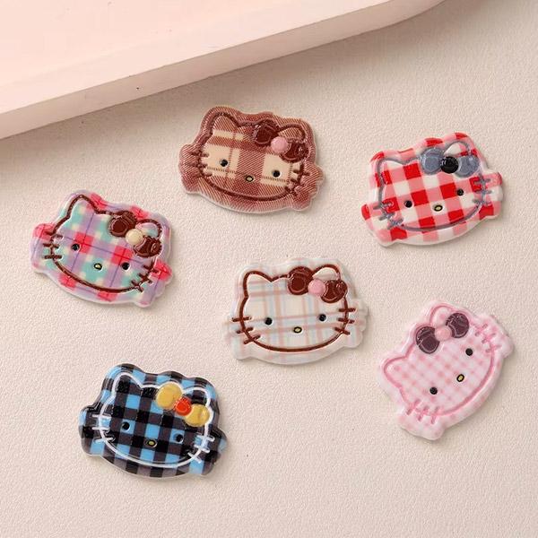 様々なチェック模様のかわいい猫ちゃんのお顔です。タータンチェックっぽい感じからモノトーンな感じ、かわいいピンク！な感じまでいろいろ♪各パーツの裏は貼れるように平面になっています。全6種各1個、計6個での販売となります。【サイズ】縦 約24m...