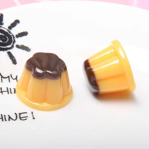みんな大好き！プリンです★甘くて食べやすくて万人に愛されるスイーツ、それがプリン！こちらは貼り付けタイプで、5個セットとなっております。大きめと小さめとがあり、色味も少し異なっています。【販売単位】5個【サイズ】大きめ 直径: 23mm, ...