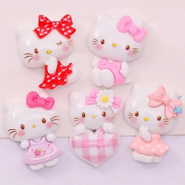 ピンクっぽい色の服を着たかわいい猫ちゃんたちが5種類です！ハートを持ってみたり、おしゃれな赤いドレスとリボンでコーデしてみたりと色々な表情が見えます♪各パーツの裏は貼れるように平面になっています。各種1つずつ、計5個の販売となります。【サイ...