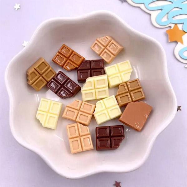 小さめのチョコレートです♪少しだけかじったものや、かじられてないものや、ハートのチョコなどいろいろあってかわいい感じです♪数種類の味がありますが、バラバラでお選びいただけません。計5個での販売となります。【販売単位】5個【サイズ】写真1枚目...