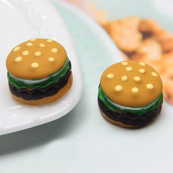 小さめのかわいいハンバーガーです★バンズ、チーズ、レタス、お肉のハンバーガーらしい感じで、とっても使いやすいパーツです♪【販売単位】5個【サイズ】直径: 13mm, 高さ: 10mm【素材】プラスチック【ご注意点】ご覧いただいております環境...