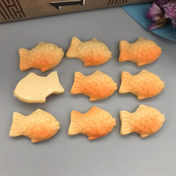 こちらは見た目そのまま、たい焼きです！ヒートンなしもヒートンありも、裏は平らになっています。シンプルでわかりやすく、とってもかわいいので是非お試しください♪【販売単位】5個【サイズ】縦: 13mm, 横: 18mm【素材】プラスチック【ご注...