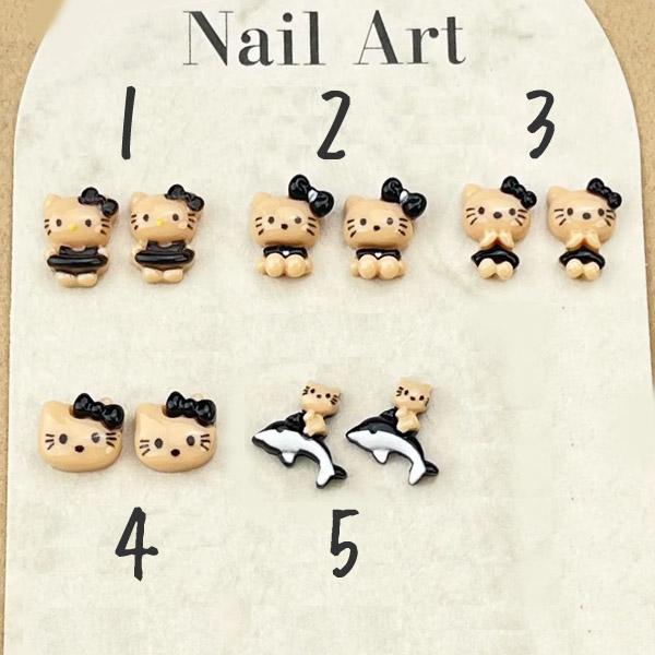 ねこの小さいパーツです！テーマは黒。日焼けした猫ちゃんが黒いリボンや服を着てる感じです！イルカに乗っている猫ちゃんもいます♪とっても小さめでネイルサイズ。もちろんネイル以外にもお使いいただけますよ。裏側は空白になっているので、基本的には貼り...