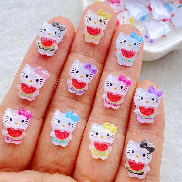 スイカを持って食べちゃっている猫ちゃんです♪ちょっと嬉しそう！こちらはとっても小さめでネイルサイズ。もちろんネイル以外にもお使いいただけます♪裏側は絵柄がなく平たくなっているので、基本的には貼り付けて使うパーツとなります。色はお選びいただけ...