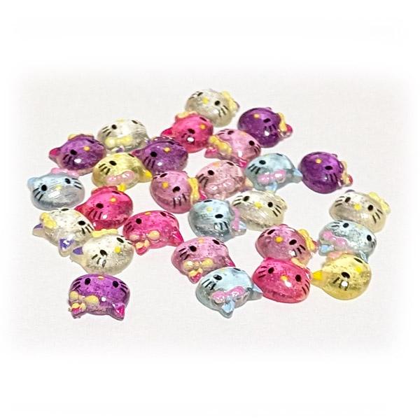 透明で小さめの猫ちゃんのお顔のパーツです！耳にほんのり色味があり、リボンもつけています。こちらはとっても小さめでネイルサイズ。もちろんネイル以外にもお使いいただけます♪裏側は絵柄がなく平たくなっているので、基本的には貼り付けて使うパーツとな...