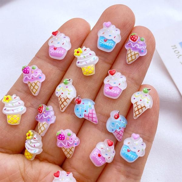カラフル半透明なアイスクリームのかわいいパーツです！とっても小さめでネイルサイズ。もちろんネイル以外にもお使いいただけます♪裏側は空白になっているので、基本的には貼り付けて使うパーツとなります。主に7種類ある中からランダムに5種類、計5個セ...