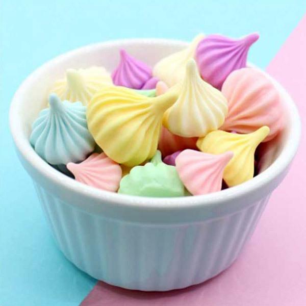 6色もあるカラフルなメレンゲクッキーです♪クリーム絞り的な感じで、ケーキの飾りとしても使えると思います！貼り付けられるように、裏面は平坦になっております。ピンクを除いた各色1個ずつで、合計5個での販売となります。【サイズ】直径約15mm x...