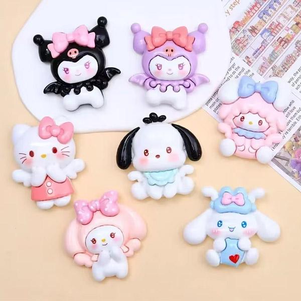 羽根を付けた動物さんたちです！天使のようなかわいい翼がついて、みんな笑顔に♪7種類を1個ずつで1セット、計7個の販売となります。【販売個数】7種類を1セット、計7個【サイズ】縦横ともに約20mm【素材】プラスチック【ご注意点】ロットにより色...