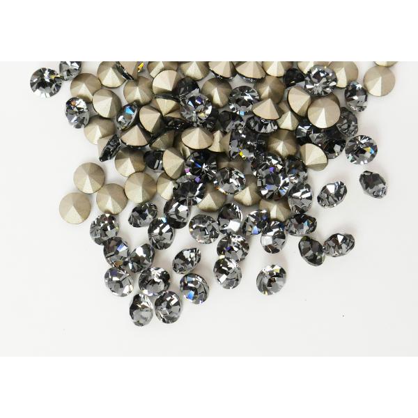 プレシオサ埋め込み型ストーン。Vカット。PP18(約2.45mm)　商品型番：43111615カラーナンバー：40030