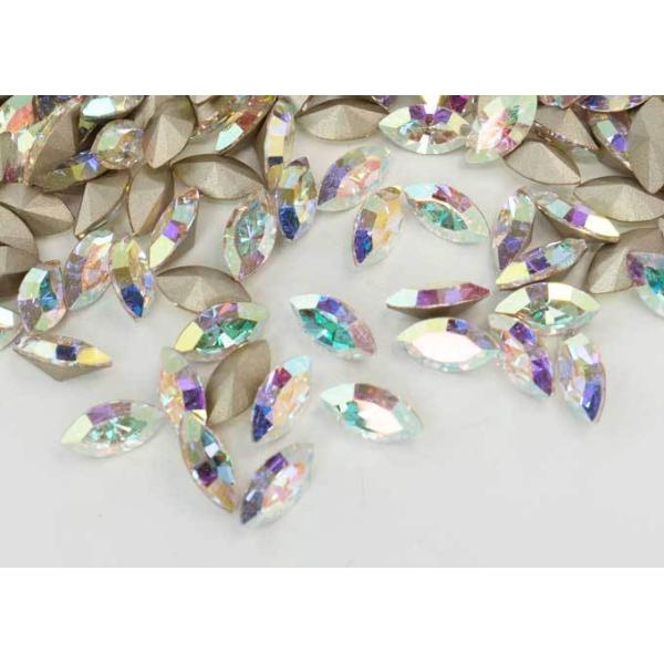 クリスタルオーロラ。ナベット型で約5×2.5mm の大きさです。型番：43514111MC NAVETTE MAXIMA 5×2.5mm CRYSTAL　ABこちらのページはファンシーストーン(裏面が平面ではない)です。ファンシーストーンで...