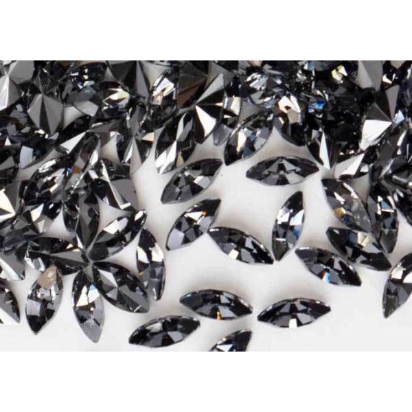 クリスタルナイトフォール。ナベット型で約8×4mm の大きさです。型番：43514615MC NAVETTE MAXIMA 8×4mm CRYSTAL NIGHTFALLこちらのページはファンシーストーン(裏面が平面ではない)です。