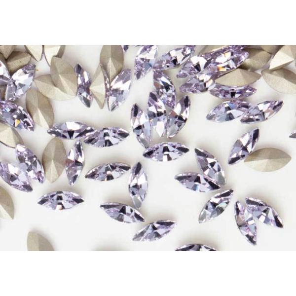 バイオレット。ナベット型で約15×7mm の大きさです。型番：43514615MC NAVETTE MAXIMA 15×7mm VIOLETこちらのページはファンシーストーン(裏面が平面ではない)です。