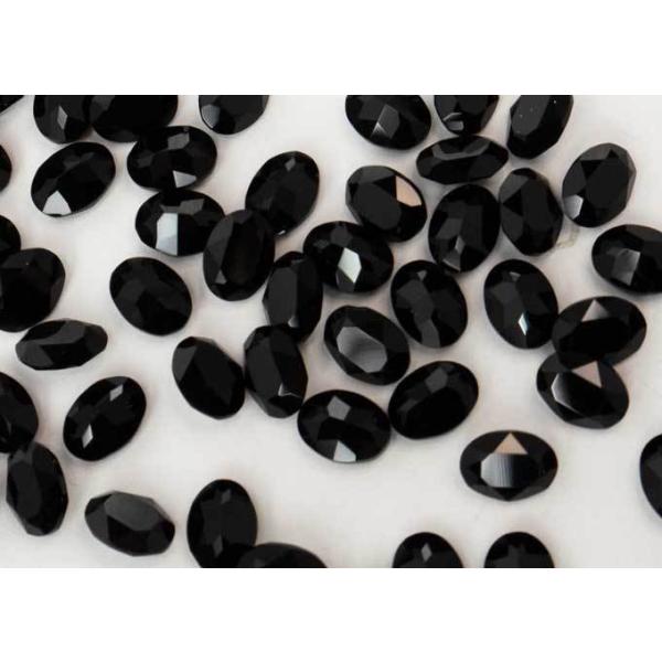 ジェット。オーバル型で約8×6mm の大きさです。型番：43512601MC OVAL MAXIMA 8×6mm JET UNFOILEDこちらのページはファンシーストーン(裏面が平面ではない)です。また、裏面にフォイルがありません。