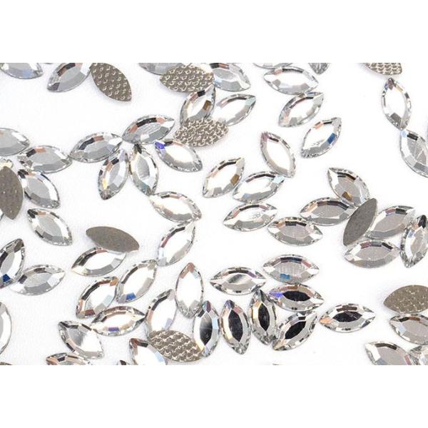 クリスタル。ナベット型で約8×4mmの大きさです。型番：43814110MC NAVETTE FB 8×4mm CRYSTAL HOTFIXこちらはホットフィックス( 熱圧着用)ストーンです