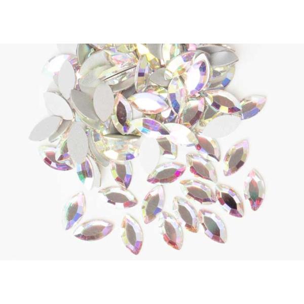 クリスタルオーロラです。ナベット型で約8×4mm の大きさです。