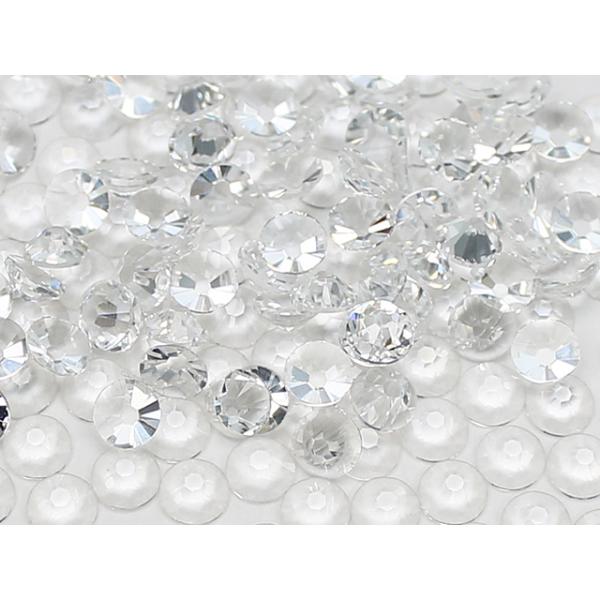 透明。裏面にフォイルが無く(unfoiled)光を透過するストーンです。ガラス製品のデコやネイルに適しています。