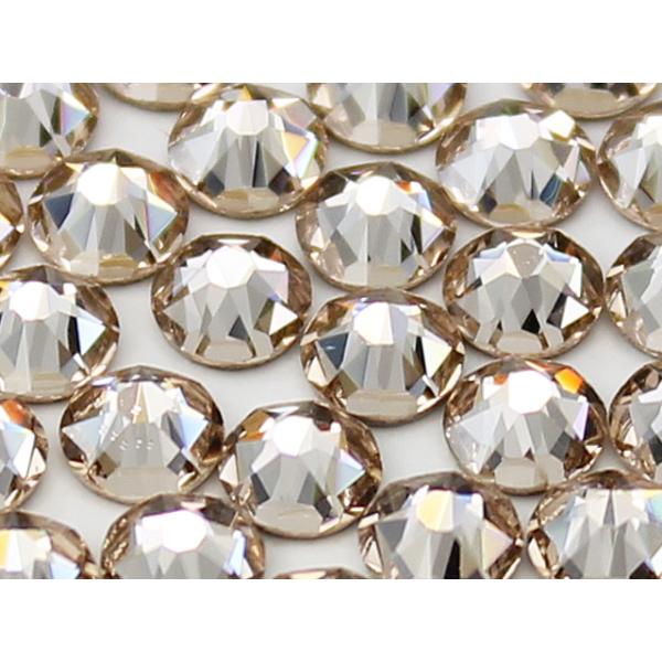 2014年春夏の新色です。人気カラーの"シルク"さらに淡くアンティークな雰囲気漂う上品なカラーです。約2.1mmのかなり小さめサイズです。ネールアートやちょっとした隙間に置いても、とてもキレイです。<正式商品名SWAROVSKI EL...