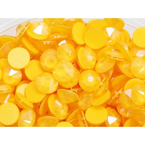 バターカップ(キンポウゲ)の花のような濃厚な黄色です。春らしいトレンドカラーです。 Unfoiledです。クリスタルシャインラッカープロ加工で施されいます。こちらの加工は、ストーンは透明でフォイル部分にカラーの加工が施されています。