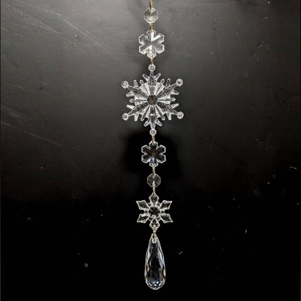 インテリア空間を煌めきで彩る、アクリル製クリスタル風ペンダント飾り(コード ac002)上品な輝きが魅力のアクリル製クリスタル風ペンダント飾り。スノーフレークがモチーフの冬の定番演出アイテムでムードを高めてくれる。軽量で扱いやすく、吊るすだ...