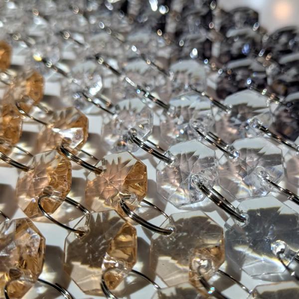 ※価格は1m×1本の金額になります。クリスタルチェーンスタンダードモデル（在庫限り）アクリル製オクタゴン14mm×1m連結■素材：アクリル■カラー：クリア／シャンパン／ライトスモーク■使用パーツ：オクタゴン14mm（厚さ約6mm）×12mm...