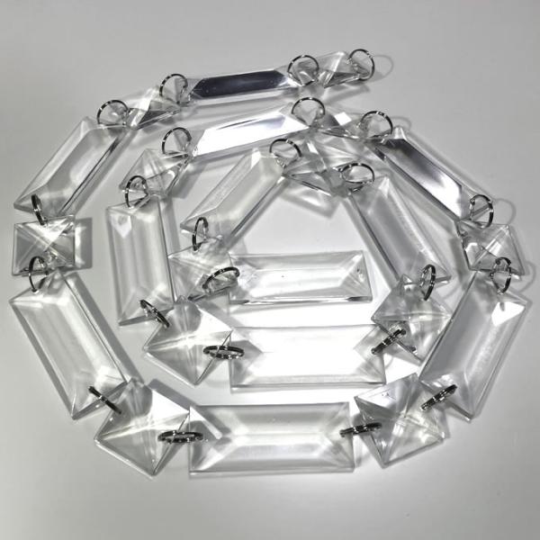 一度のご注文では全て同じピッチの揃ったものをご用意いたします。並べて吊るした時に玉の位置がキレイに揃い、長さのバラつくこともなく、プロ仕様の仕上がりにご満足いただけます。※価格は1m×1本の金額になります。内装飾り用クリスタルチェーンスクエ...