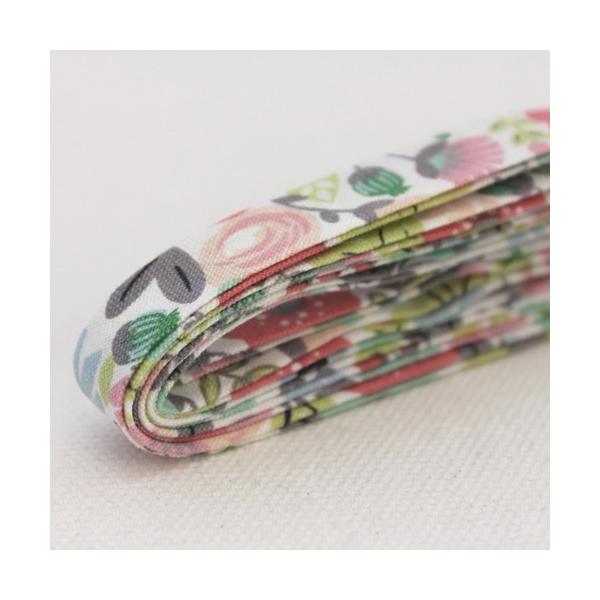 お洋服の裾上げやふちどり、小物の仕上げやリメイクに。デコレクションズオリジナル生地を使用した、コットン100％で柔らかい手触りの4つ折りバイアステープです。色とりどりの小花が並ぶ華やかなデザインです。■素材：コットン100％■幅：約12mm...