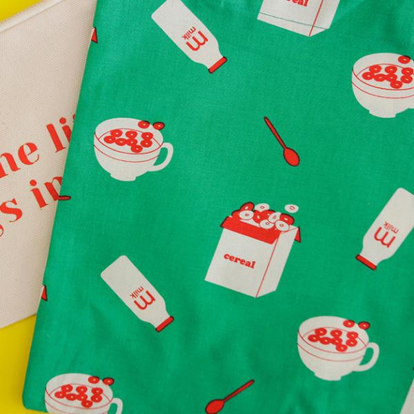 青み寄りのグリーン地に赤×白のイラストが散りばめられた『Ordinary table（オーディナリーテーブル）』。版ずれ風のデザインが、どこかレトロで可愛い印象のコットン生地です。小物やお洋服、インテリアなど幅広くお使いいただけます。■素材...