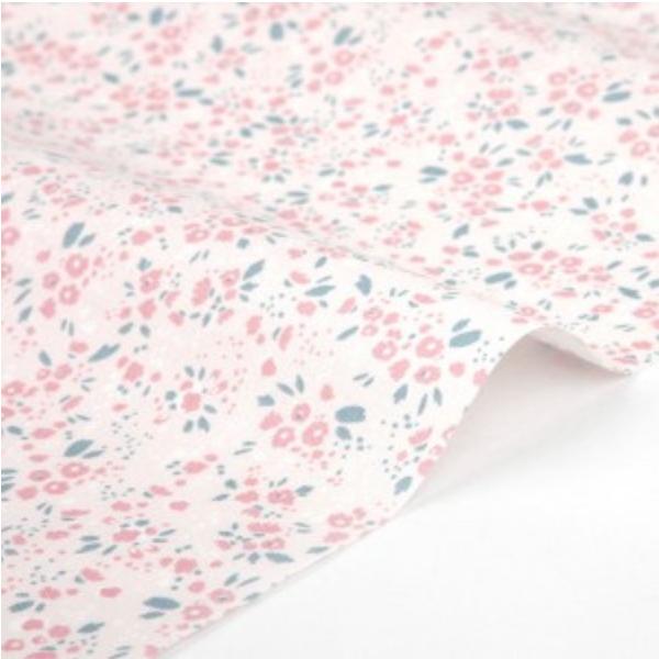 群れで暮らすフラミンゴをイメージした「Charming（チャーミング）」。フラミンゴたちが住む池に可愛い小花が浮かんでいるような、やさしい色使いとデザインのコットン生地です。■素材：コットン100％■生地幅：110cm幅■厚み：2・やや薄い...