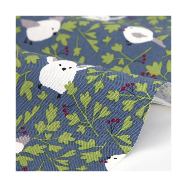 小さなエナガが木の実をついばむ姿を描いた「Long tailed tit（ロングテイルドティト）」。ブルーグレー地にコロンと丸い小鳥が可愛らしい生地です。こちらは適度なハリのある、目の詰まったオックス生地です。透け感がなく、しっかりとした生...