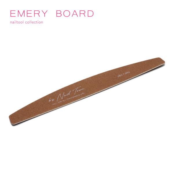 【商品名】ロゴ入りエメリーボード ムーン型 180/180G【特徴】自爪を綺麗に整えるエメリーボード！薄いからサイドラインも整えやすい！自爪を削るのに最適な両面180グリット余計な部分に当たりにくく皮膚を傷つけにくいムーン型おしゃれなオリジ...