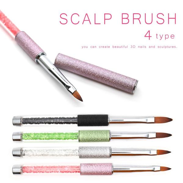 【特徴】高品質のナイロン製スカルプブラシ☆ポリジェルやアクリルスカルプチュアなどのイクステンションの必需品！まとまった毛先と程よいグリップの重さで快適なブラシワークが可能！キラキラストーン入り＆安心のキャップ付き！※入荷時期により色味が異な...