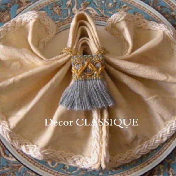 商品名：ミニタッセル:ナプキンリングタッセル2個セット:ウエッジウッドブルー＆ゴールド:Decor CLASSIQUEサイズ: タッセル:4.5cm / ひも：9cmカラー: 1色素  材: レーヨン用途：ナプキンリング・手芸用タッセル・ク...