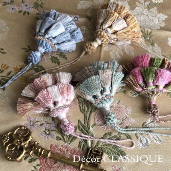 商品名: オリジナルキータッセル｜ラインストーン | コットン素材 | Decor CLASSIQUEサイズ: タッセル：8.5cm / ひも：10cmカラー: カラーリスト参照スタイル：ラインストーン素　材: コットン----------...