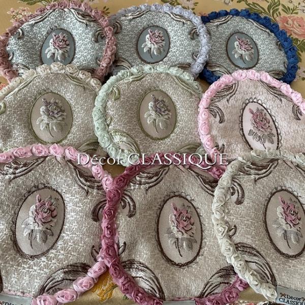 ポットマット・鍋つかみ：エレガントローズシリーズ立体感のある織りとエレガントなパターンのキルト綿入りラウンドマットお揃いのティーコゼーとお使いいただきますと保温効果とともにゴージャスさがUPいたします。お洗濯はおしゃれ着用洗剤で優しく手洗い...